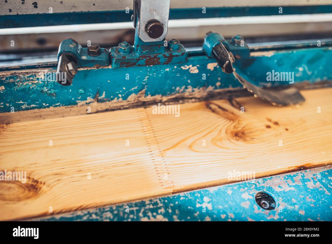 Machine for trimming and cutting spikes on a bar before gluing into a ...