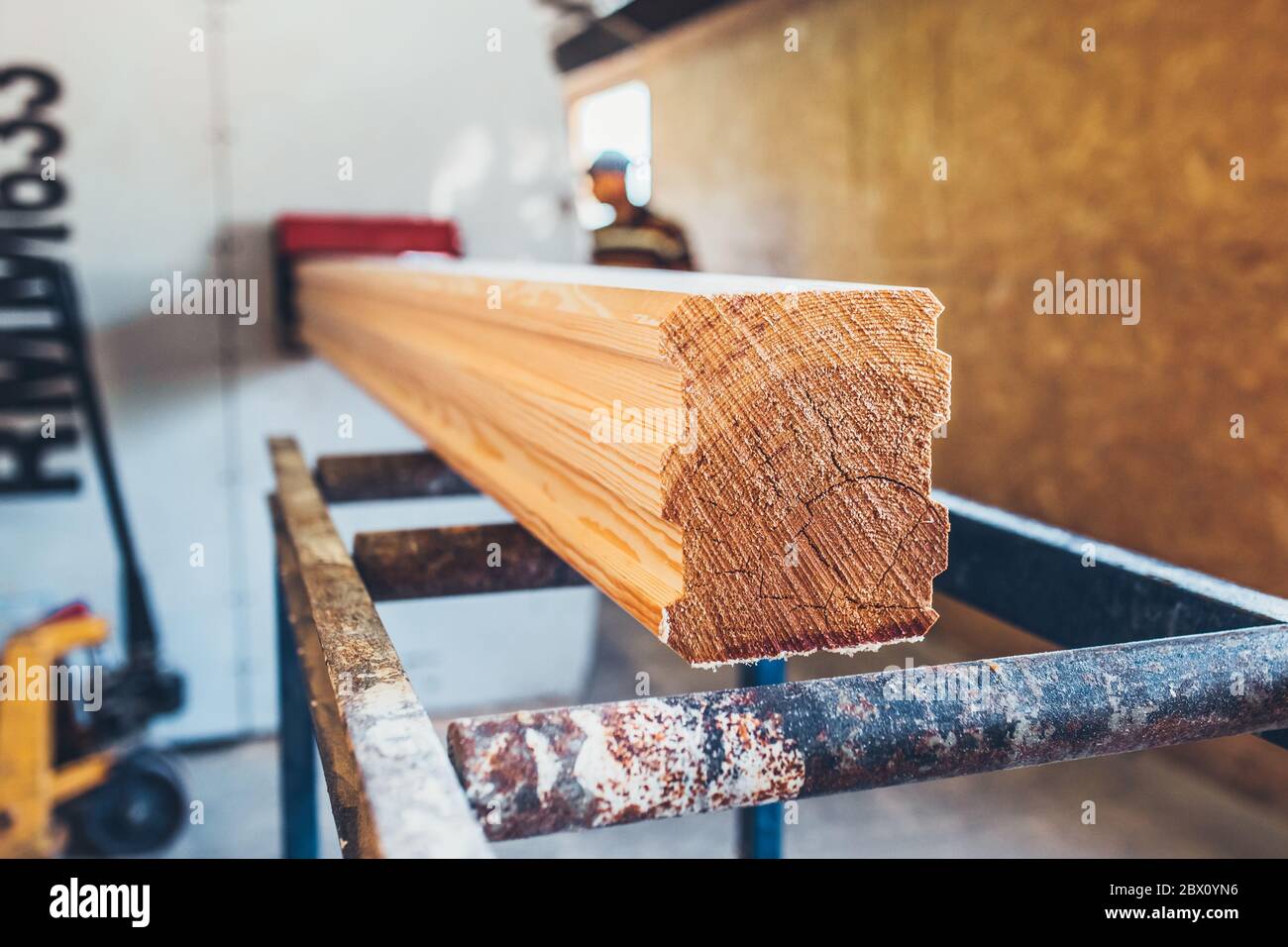 Profiling timber along the entire length in an industrial machine ...