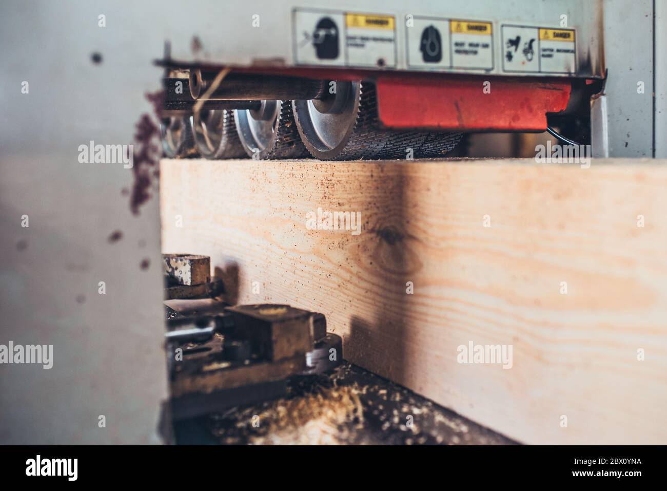Profiling timber along the entire length in an industrial machine ...