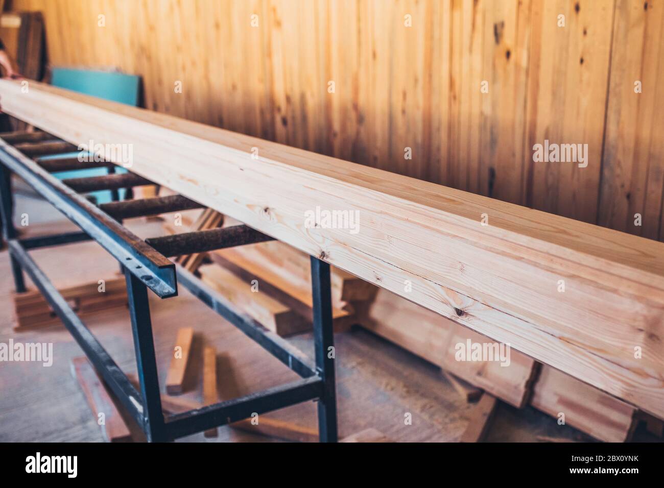 Profiling timber along the entire length in an industrial machine ...