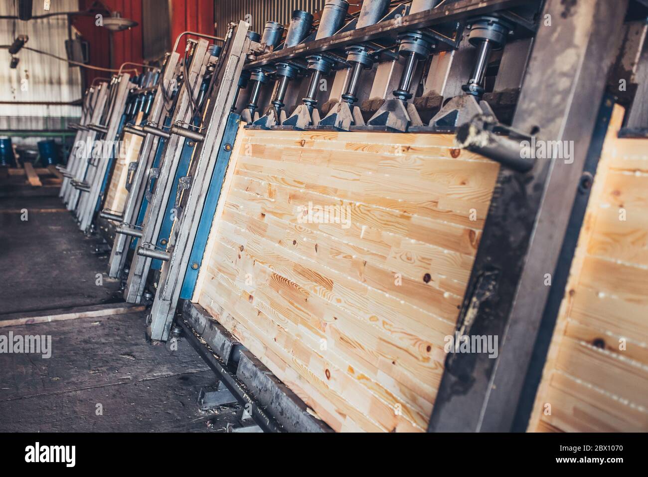 Industrial press - glued timber under high pressure - sawmill ...