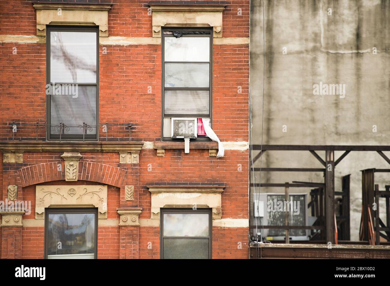 Brick building new york facade hi-res stock photography and images - Alamy