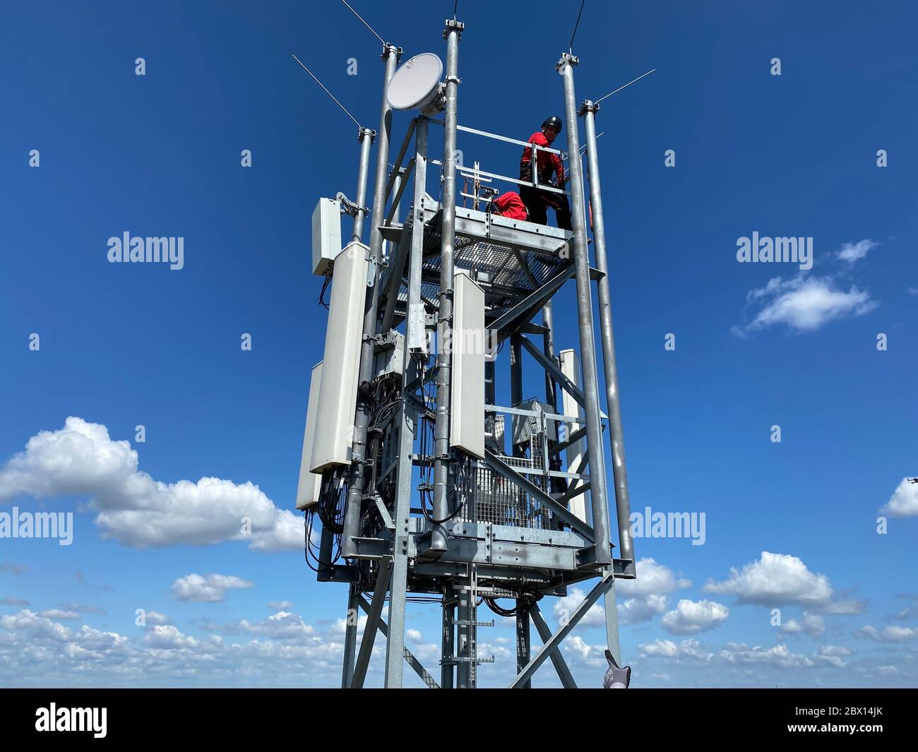 Massive mimo antenna hi-res stock photography and images - Alamy