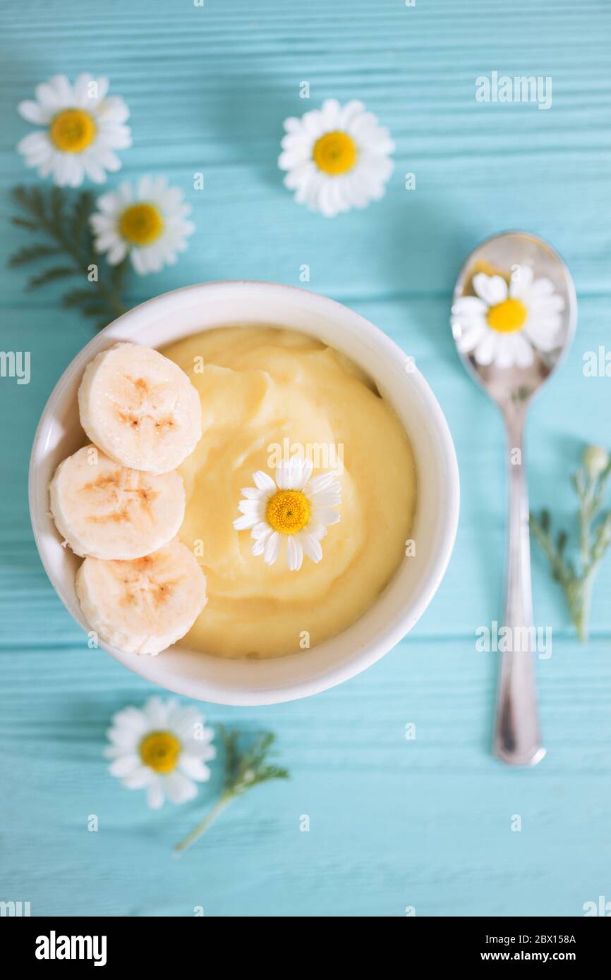 Banana Cream Daisy High Resolution Stock Photography and Images - Alamy