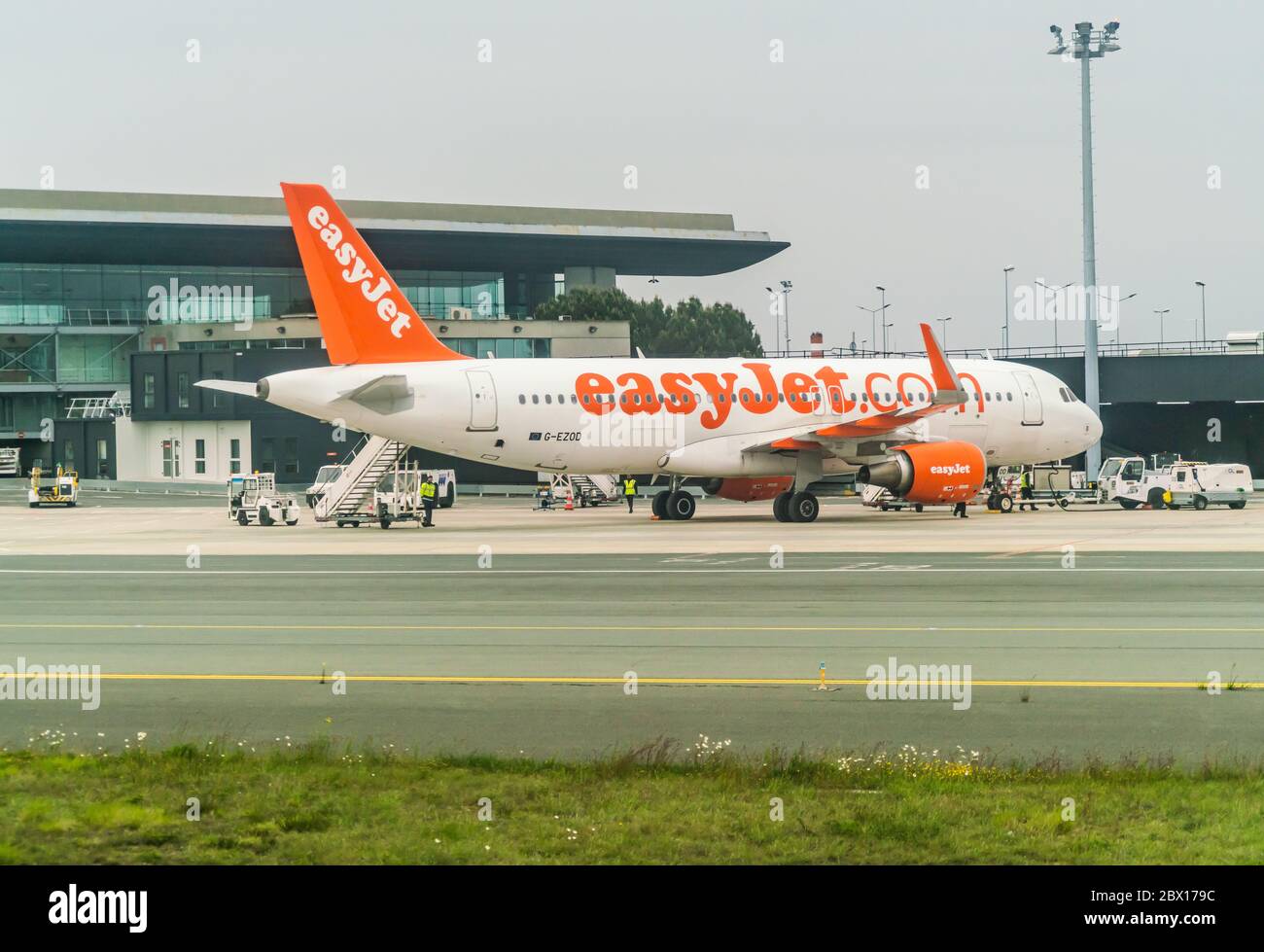 Easyjet boeing 737 hi-res stock photography and images - Alamy