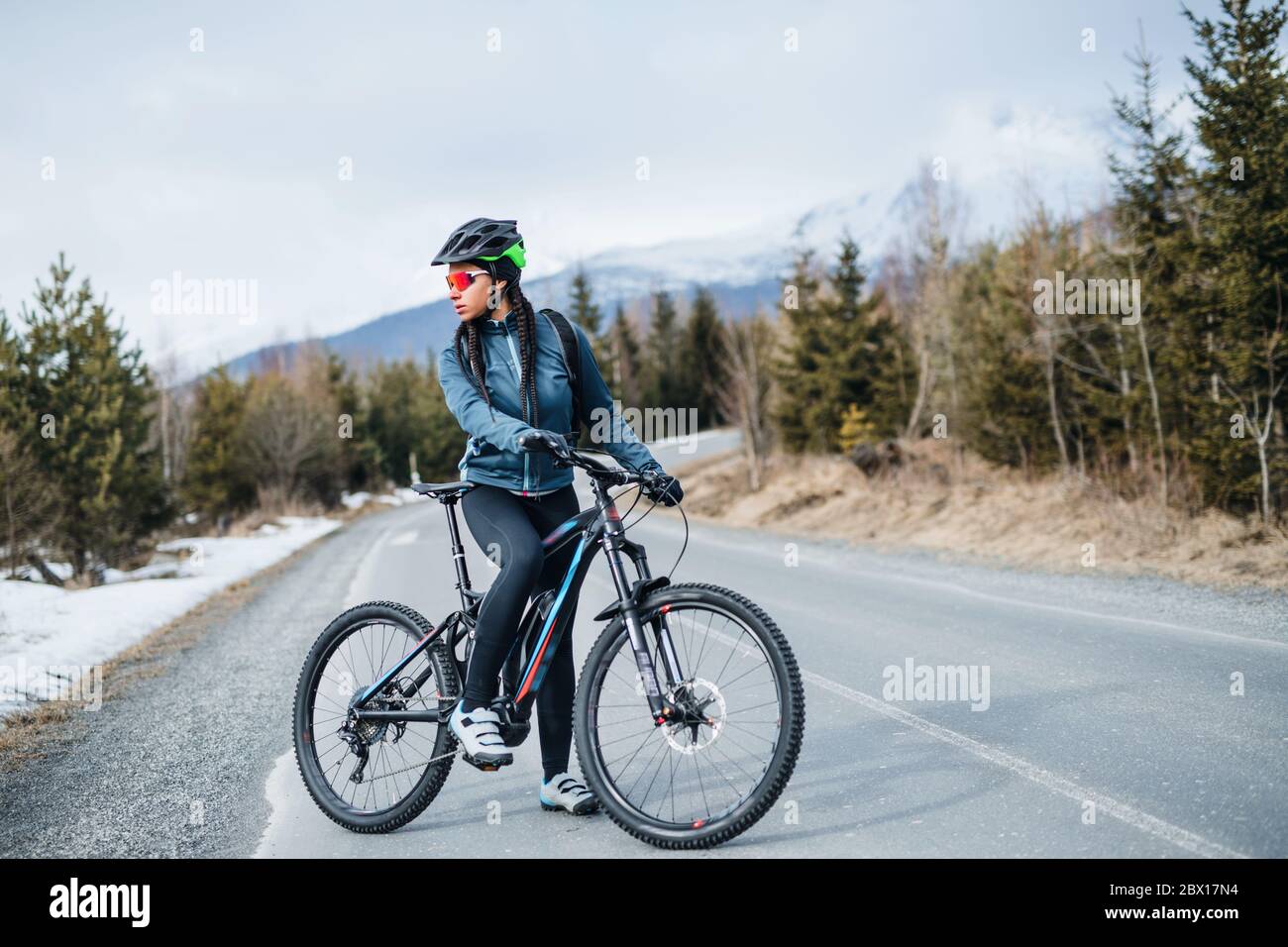 Black woman mountain bike hi-res stock photography and images - Alamy