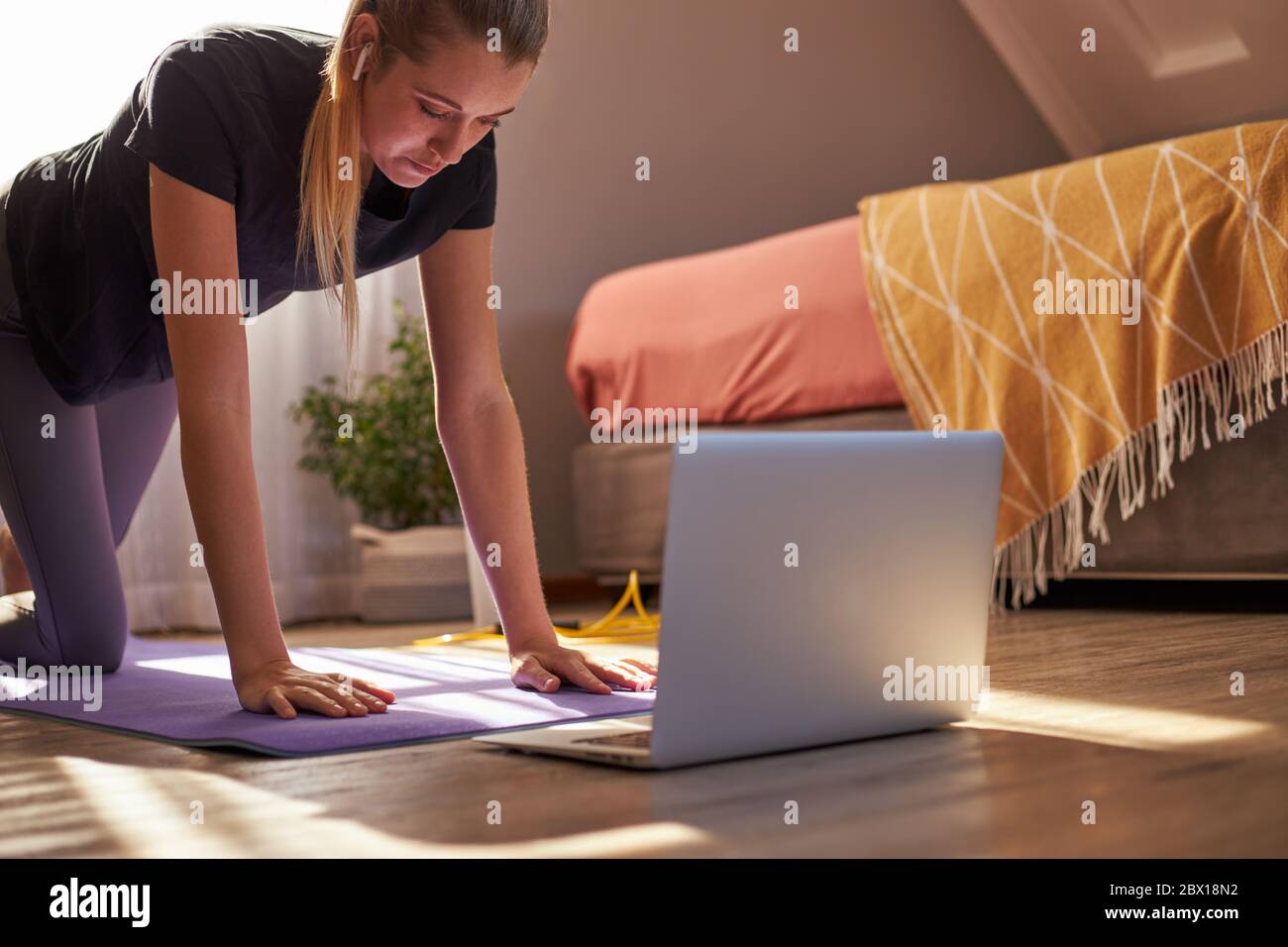 Laptop zoom hi-res stock photography and images - Alamy
