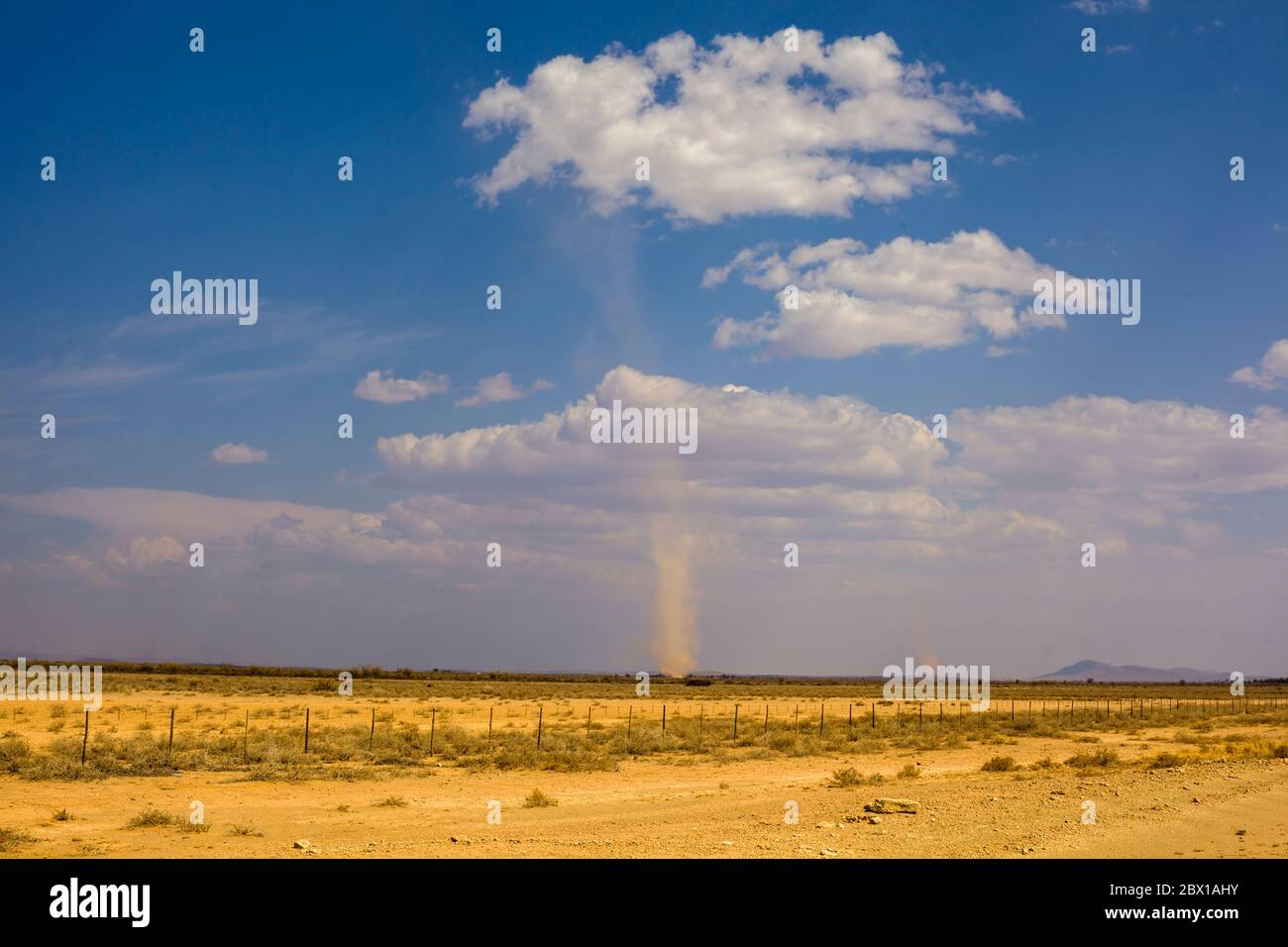 Wind in the desert hi-res stock photography and images - Alamy