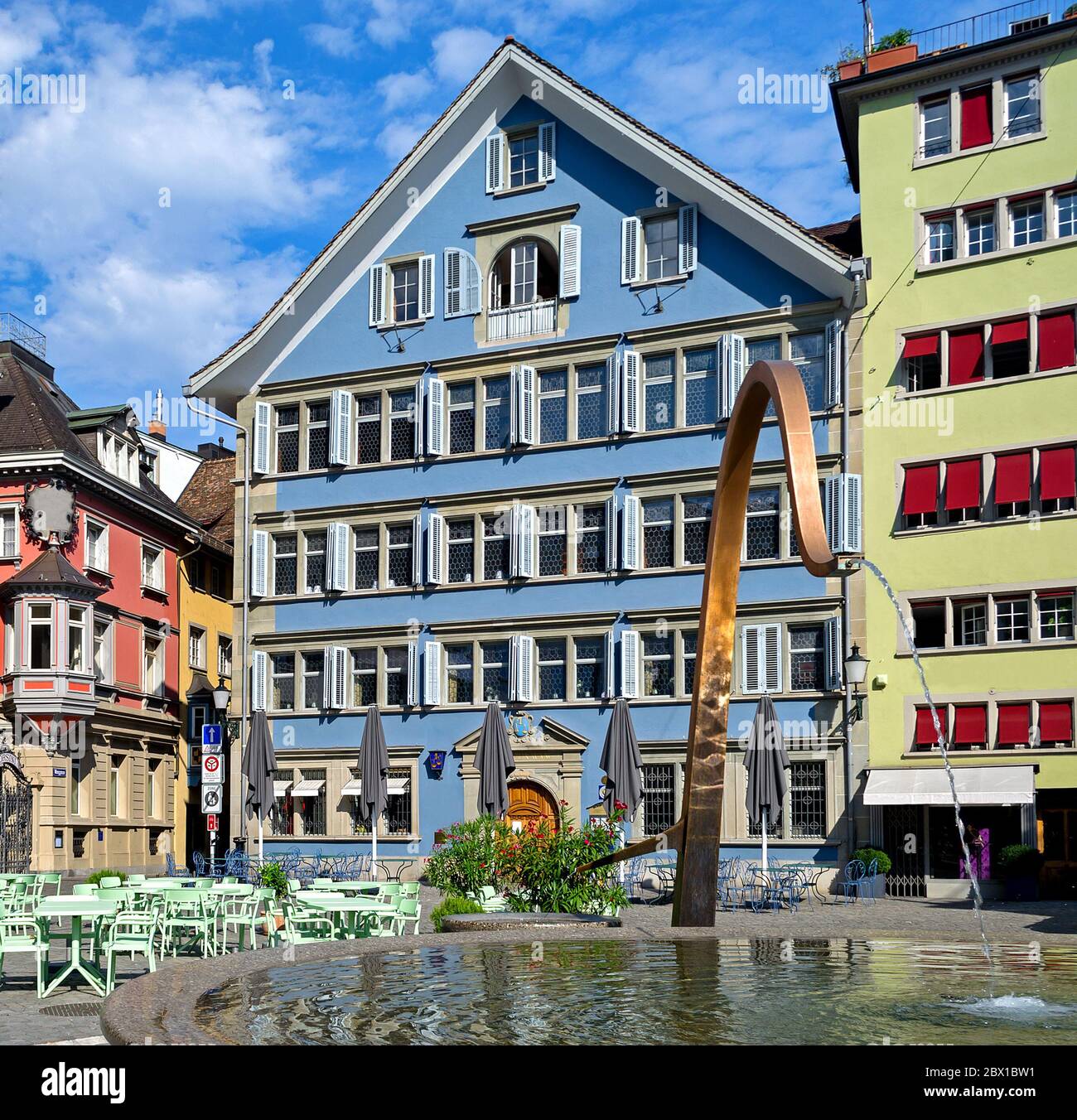 Fountain and colorful buildings in Munsterhof square, Zurich ...