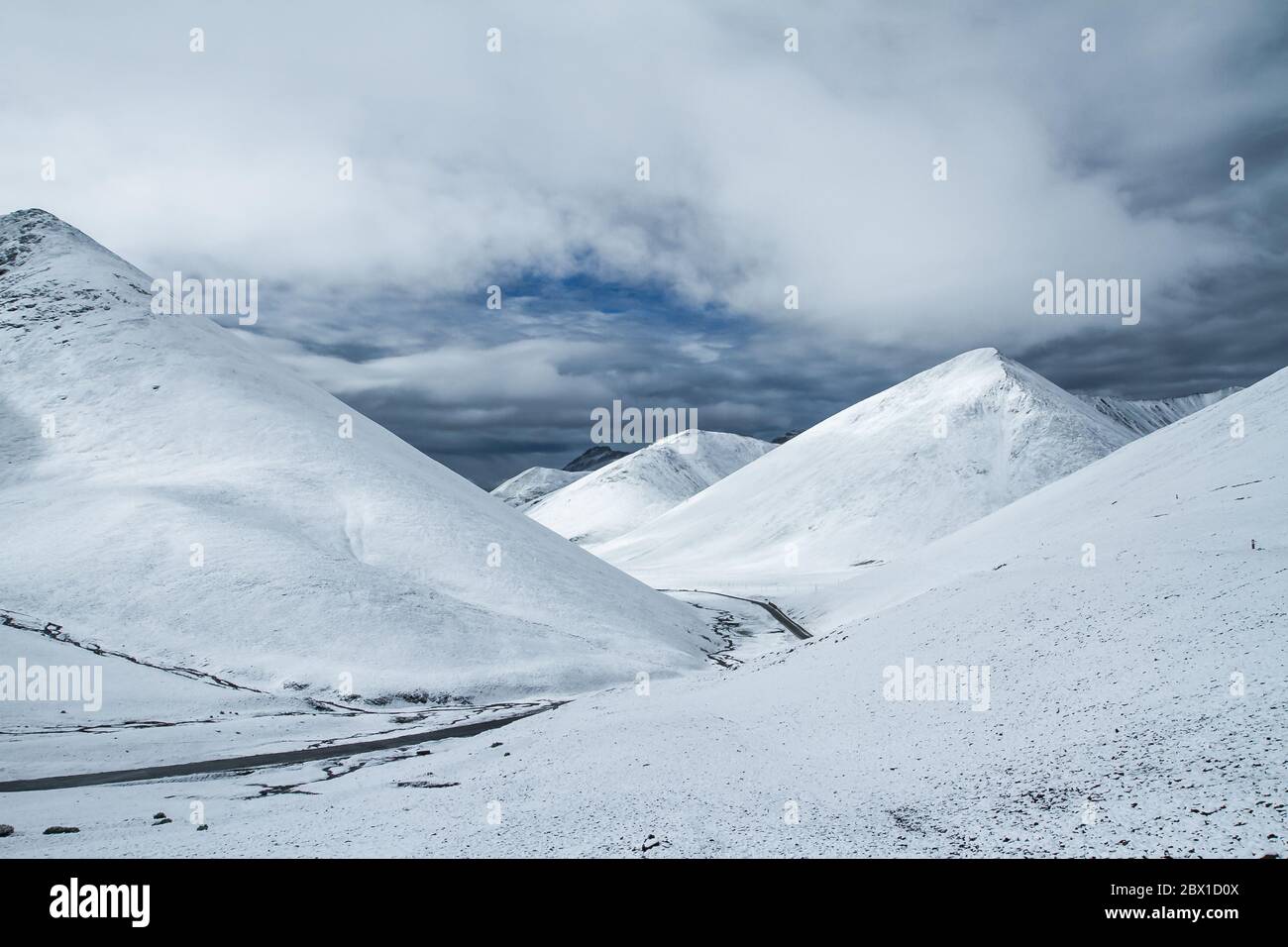Rolling snow hi-res stock photography and images - Alamy