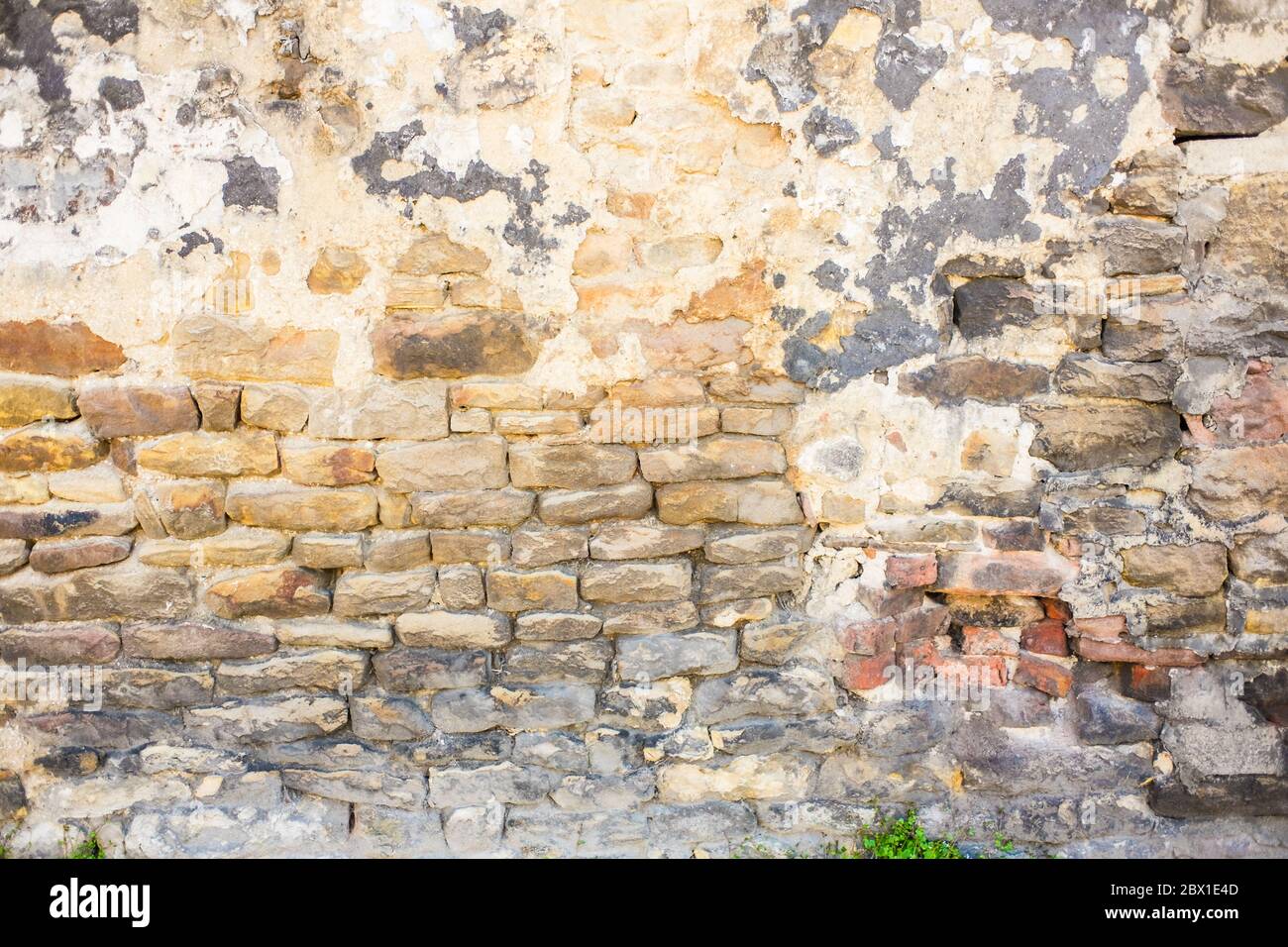 Crumbling cement hi-res stock photography and images - Alamy