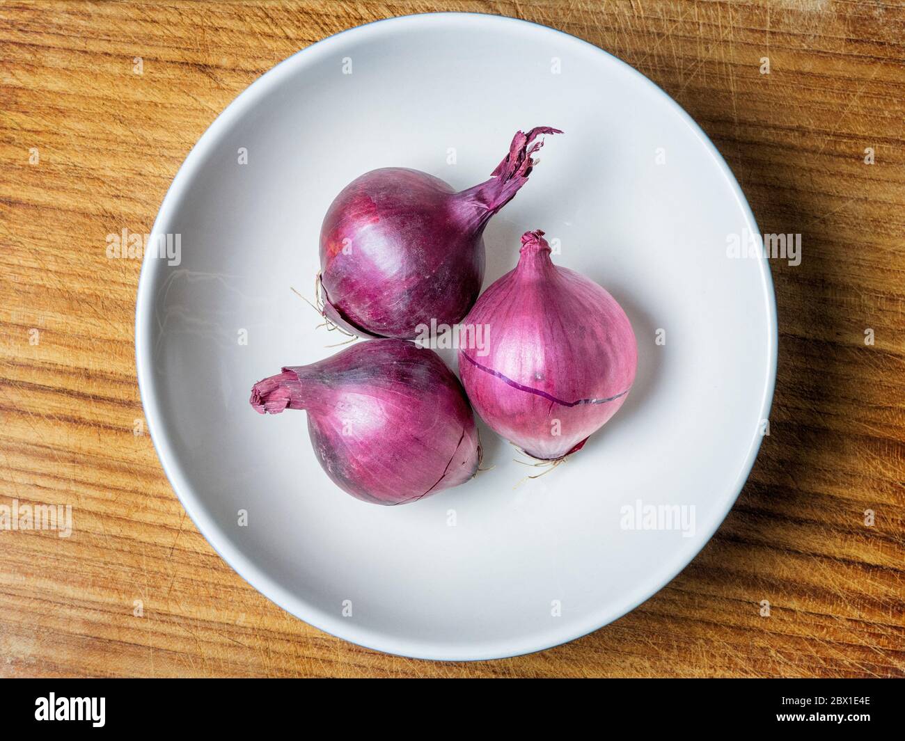 Three red onions in a bowl hi-res stock photography and images - Alamy