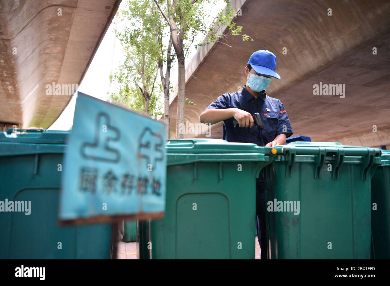 Bin with qr code hi-res stock photography and images - Alamy