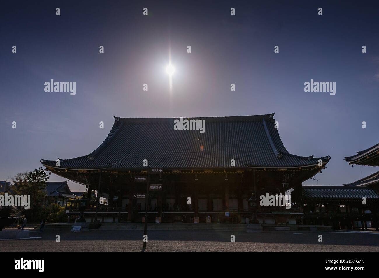 Japanese curved roofline hi-res stock photography and images - Alamy