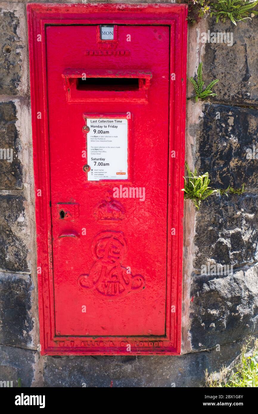 English postbox in stone wall hi-res stock photography and images - Alamy