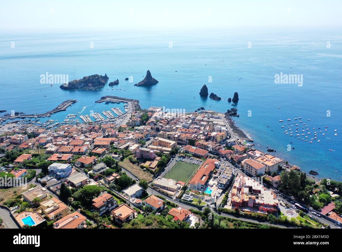 Acitrezza sea and Faraglioni cliff Stock Photo - Alamy