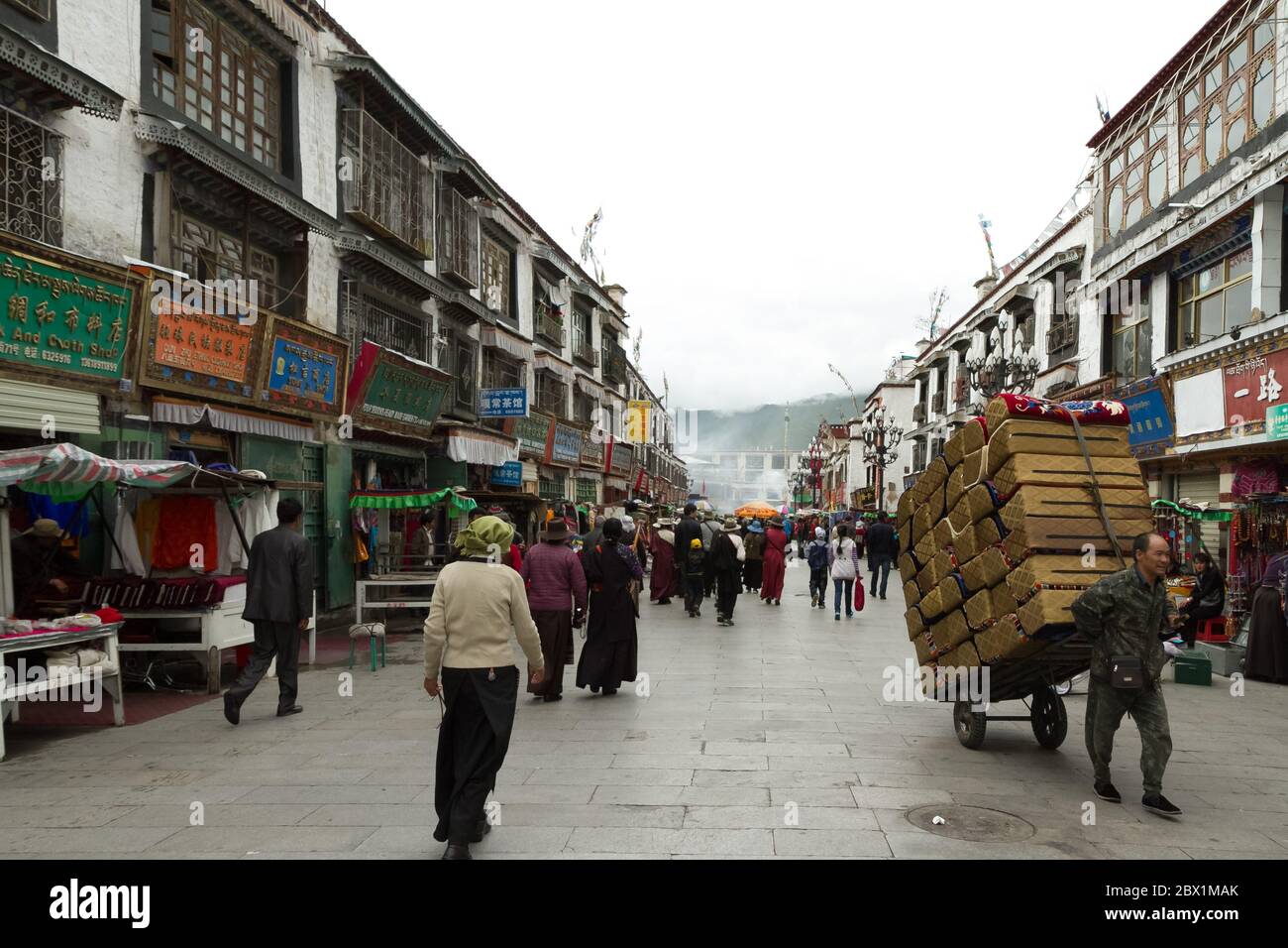 Tibetan street scene hi-res stock photography and images - Alamy