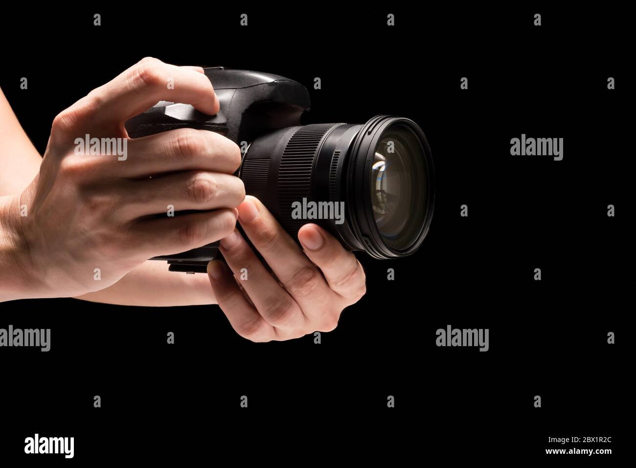 Hands holding a lens hand hi-res stock photography and images - Alamy