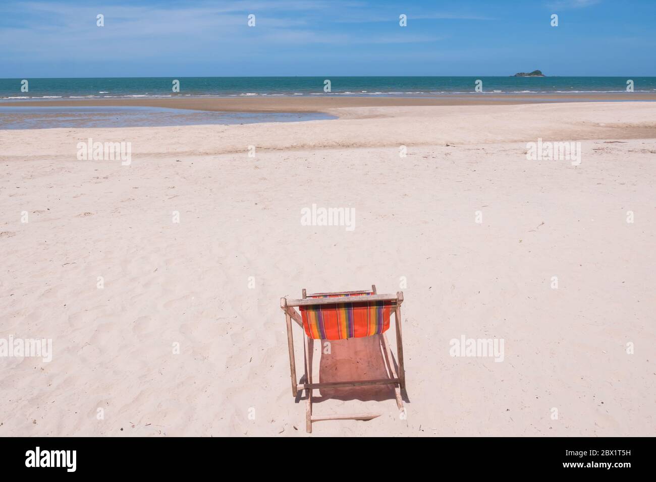 Red canvas chair on the beach Stock Photo - Alamy