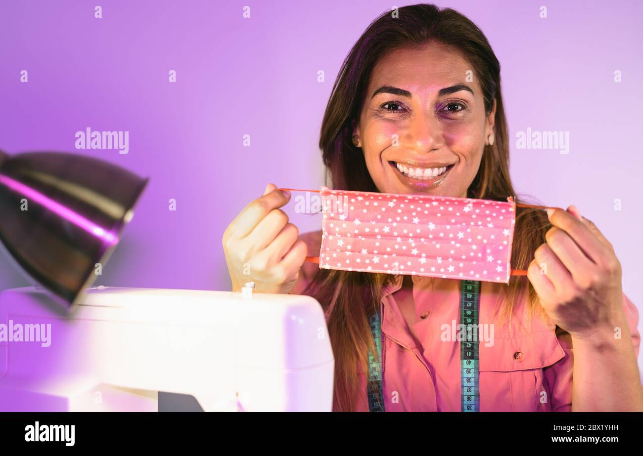 Woman using sewing machine hi-res stock photography and images - Alamy