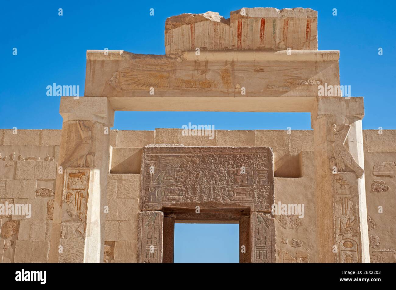 Ancient egyptian temple entrance hi-res stock photography and images ...