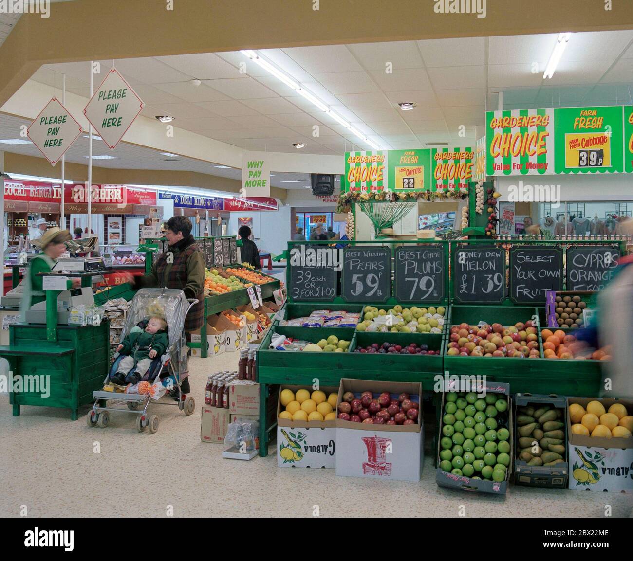1995 shoppers at kwiksave supermarket hi-res stock photography and ...