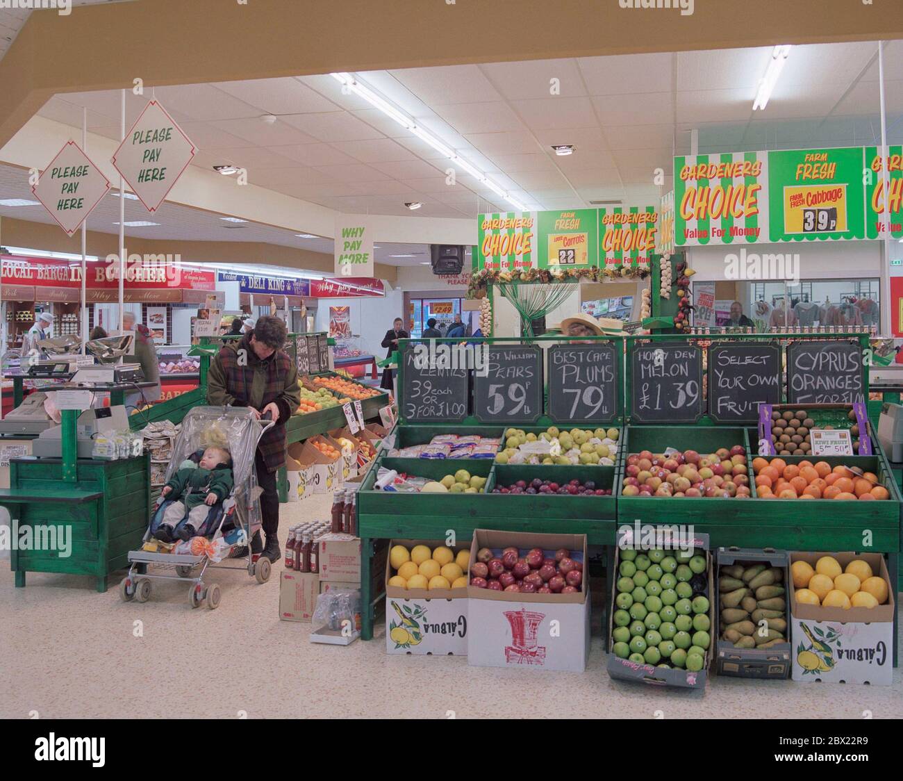 1995 shoppers at kwiksave supermarket hi-res stock photography and ...