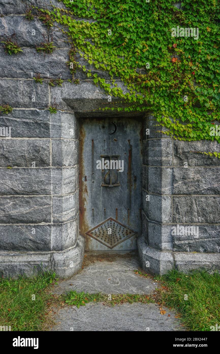 Sleepy Hollow, New York, USA: The doorway of an ivy-covered stone crypt ...