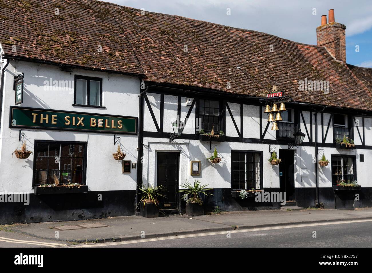 Six bells pub oxfordshire hi-res stock photography and images - Alamy