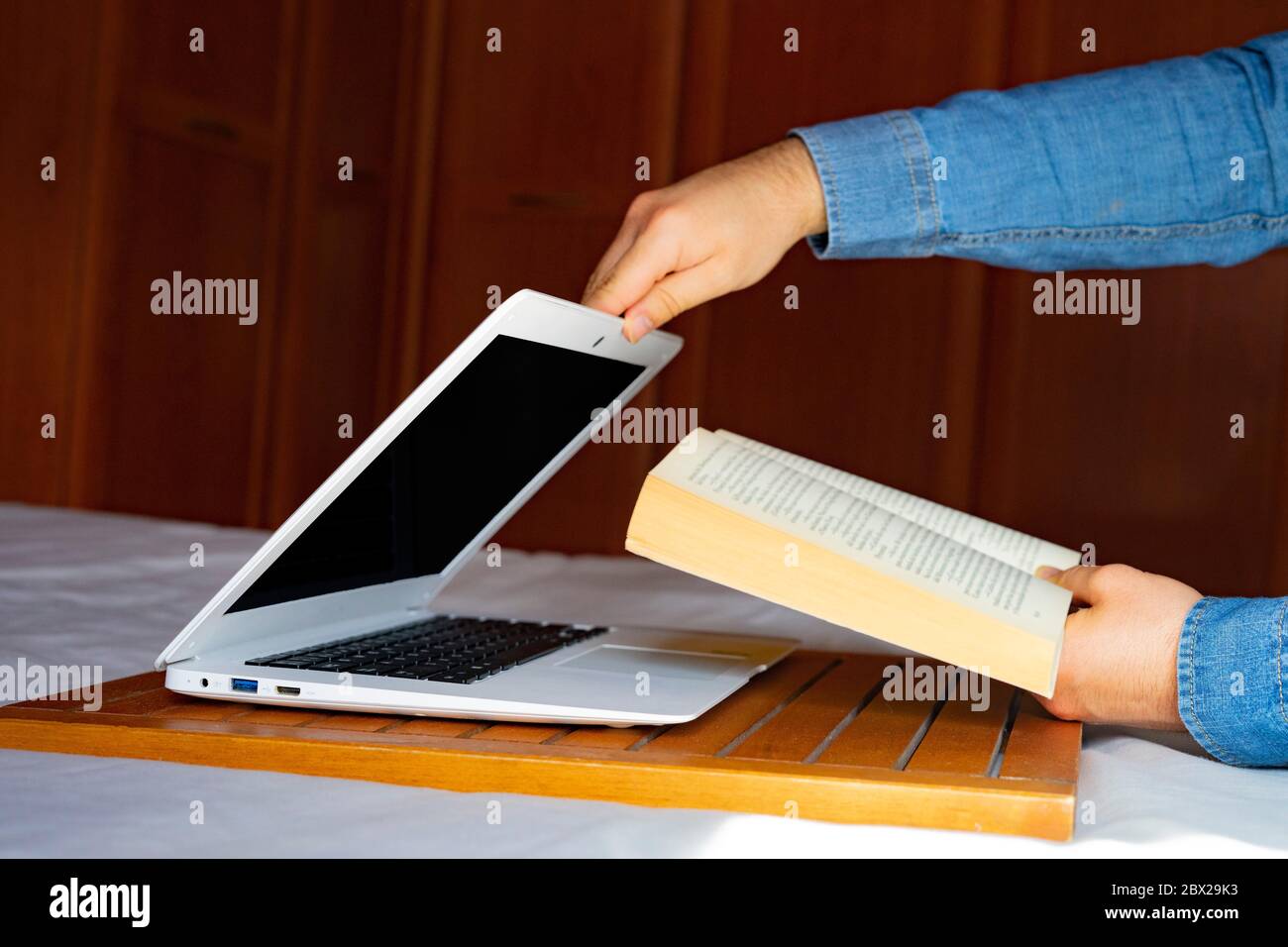 Closing book hi-res stock photography and images - Alamy