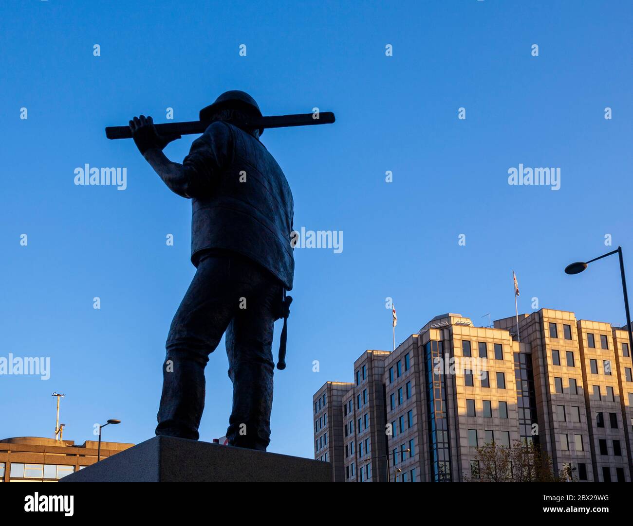 Bronze memorial for dead construction workers hi-res stock photography ...