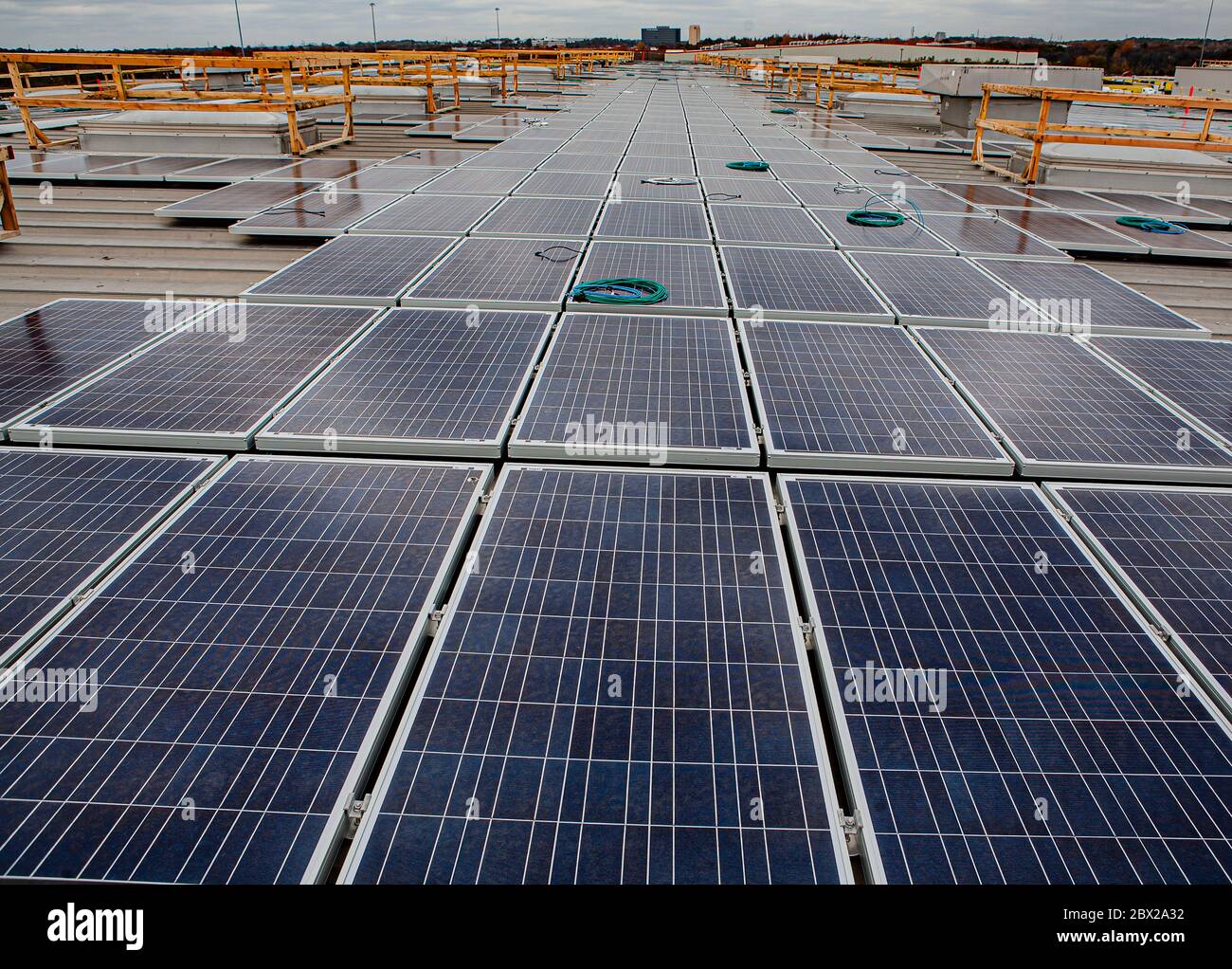Solar panel commercial building hi-res stock photography and images - Alamy
