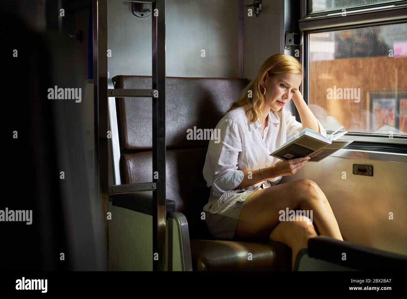 Beauty woman hair blonde 40s hi-res stock photography and images - Alamy