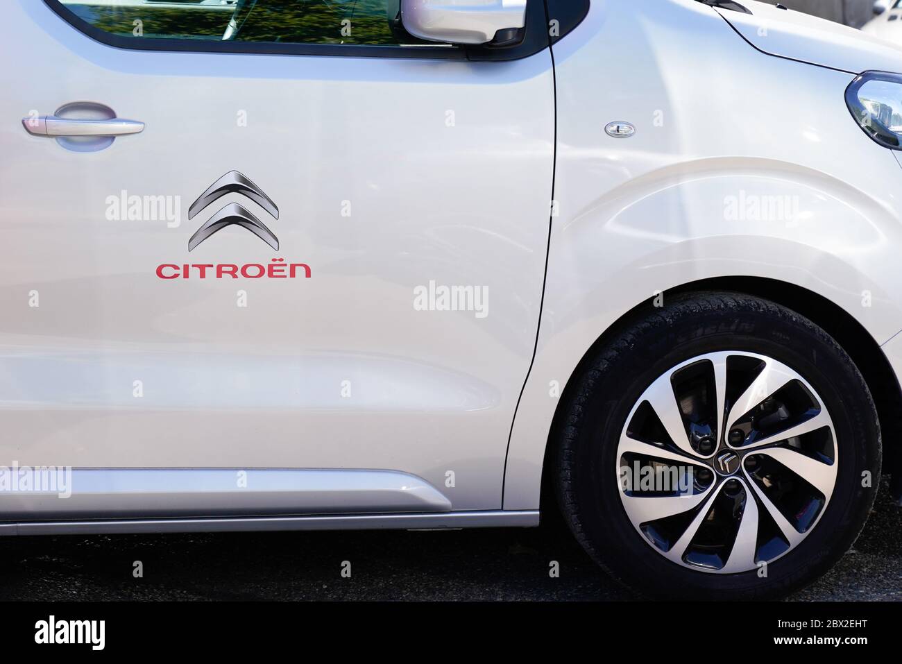 Bordeaux , Aquitaine / France - 06 01 2020 : citroen logo sign on car ...