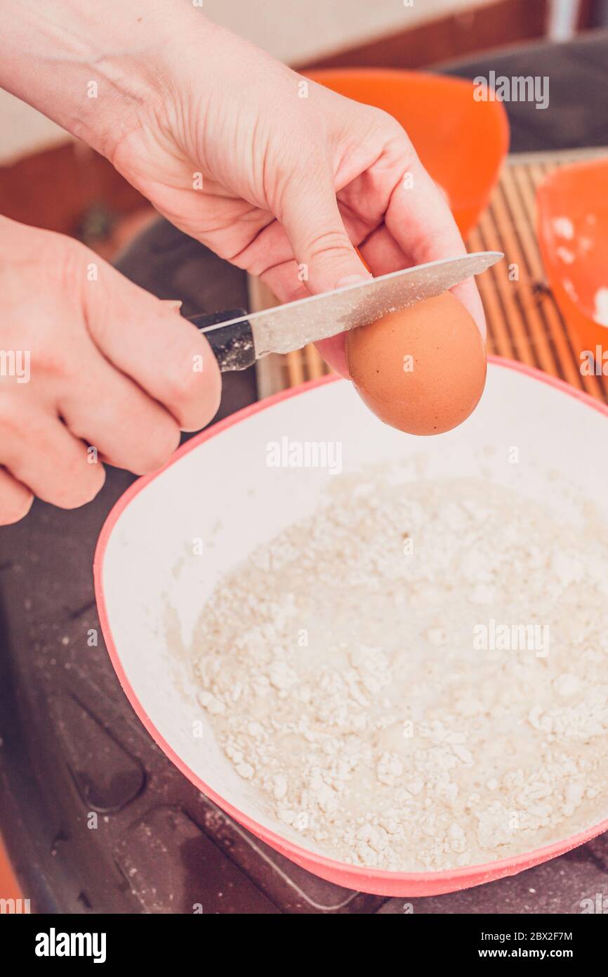 Adding flour to batter hi-res stock photography and images - Alamy