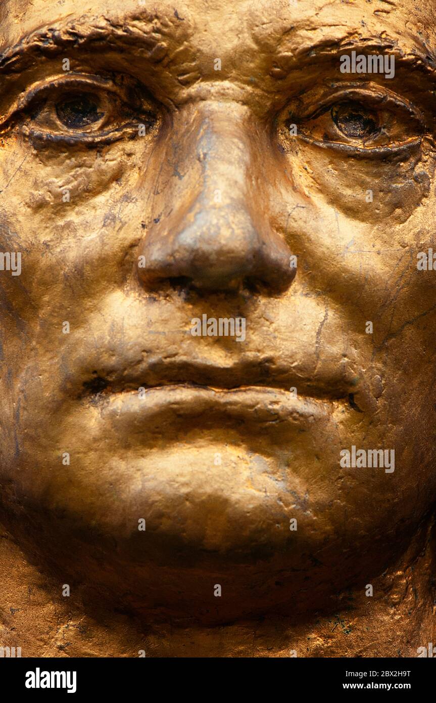Gold face statue hi-res stock photography and images - Alamy