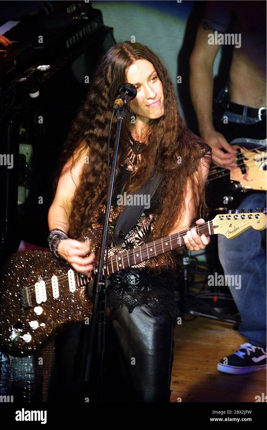 Alanis morissette 2002 hi-res stock photography and images - Alamy