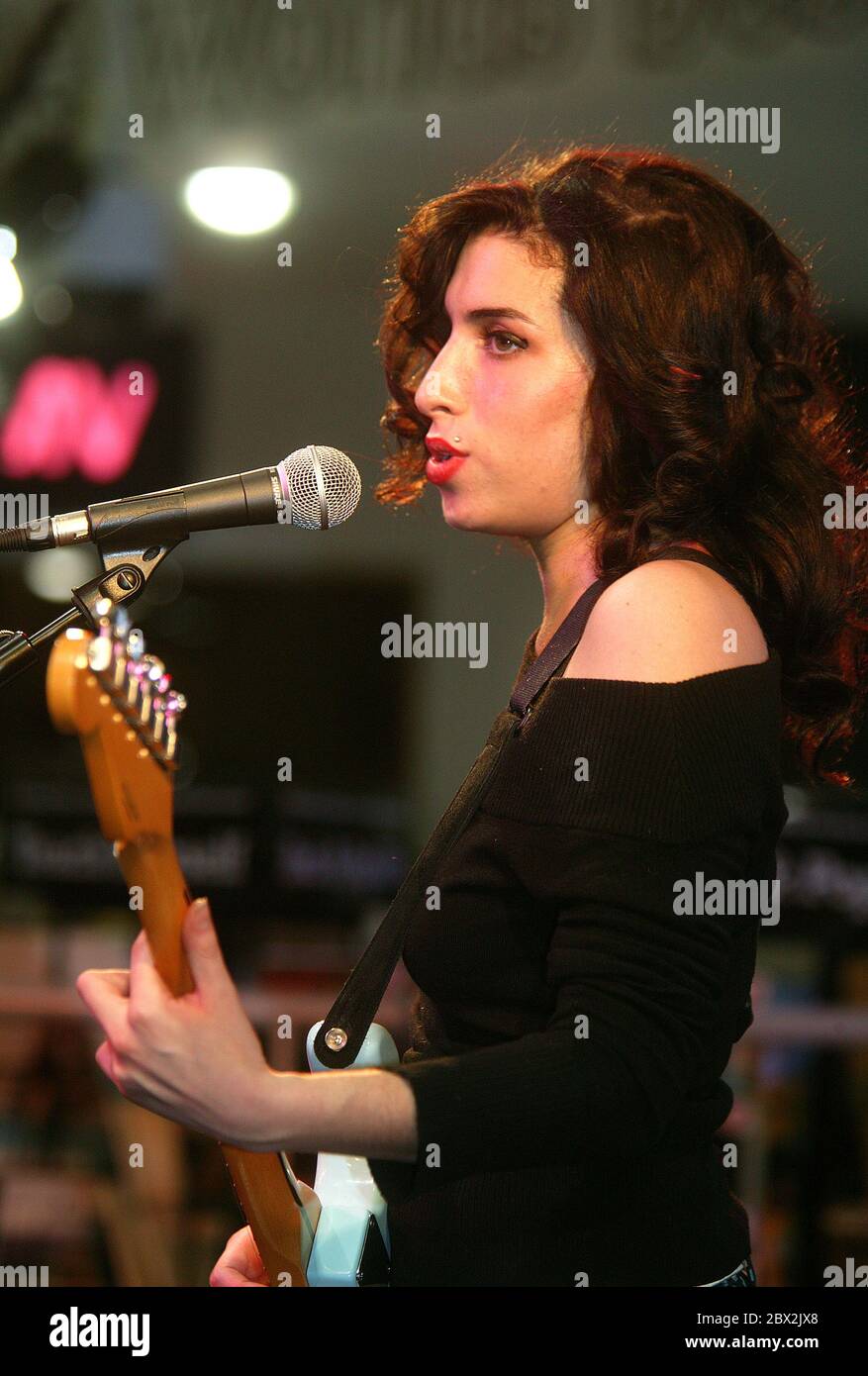 Amy winehouse back to black hi-res stock photography and images - Alamy