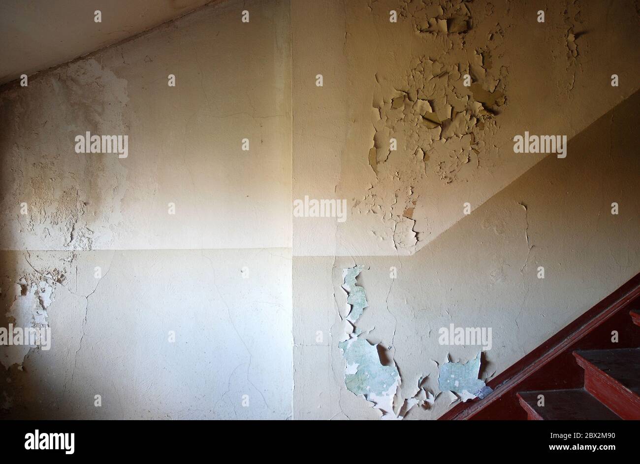 Indoor building walls with a water damage Stock Photo - Alamy
