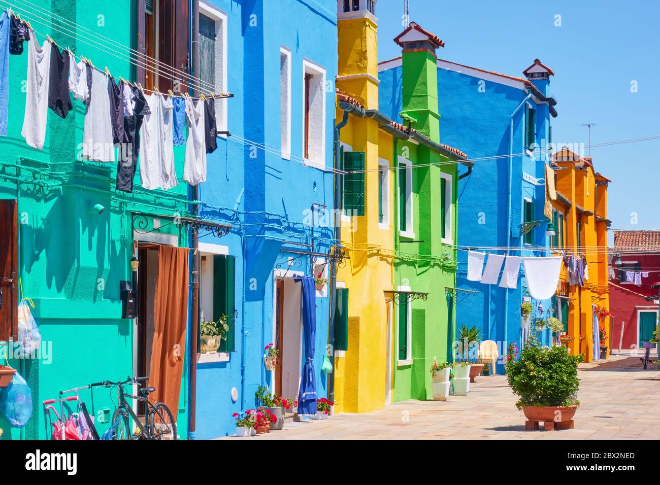 Colorful street scene in italy hi-res stock photography and images - Alamy