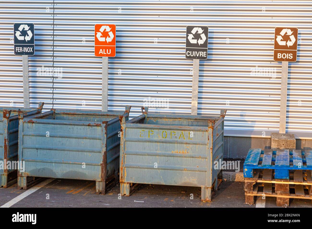 Parking lot recycling container hi-res stock photography and images - Alamy