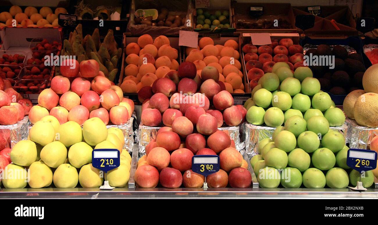 Fresh Apple Market Stall Stock Photo - Alamy