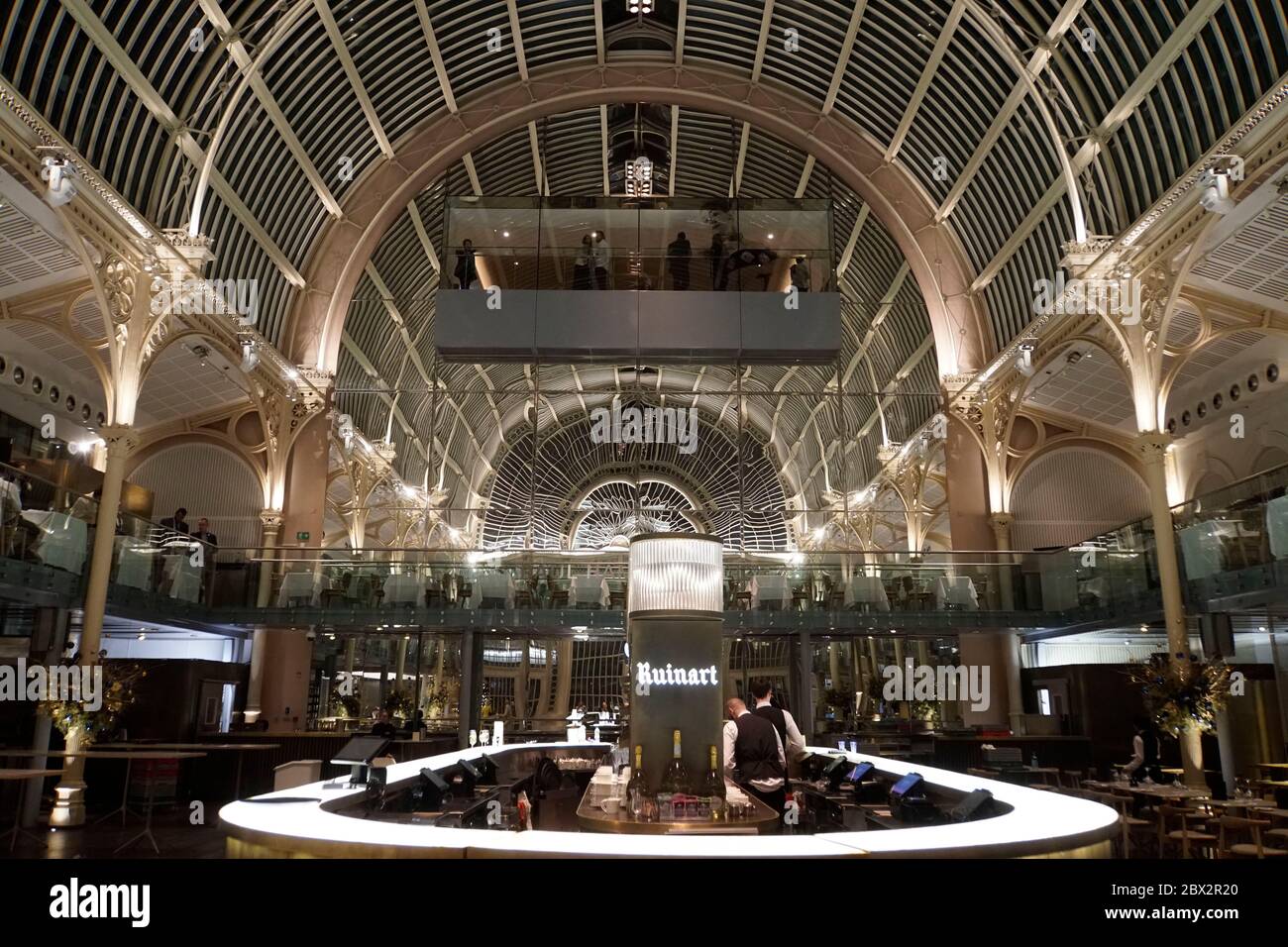 London royal opera house hi-res stock photography and images - Alamy