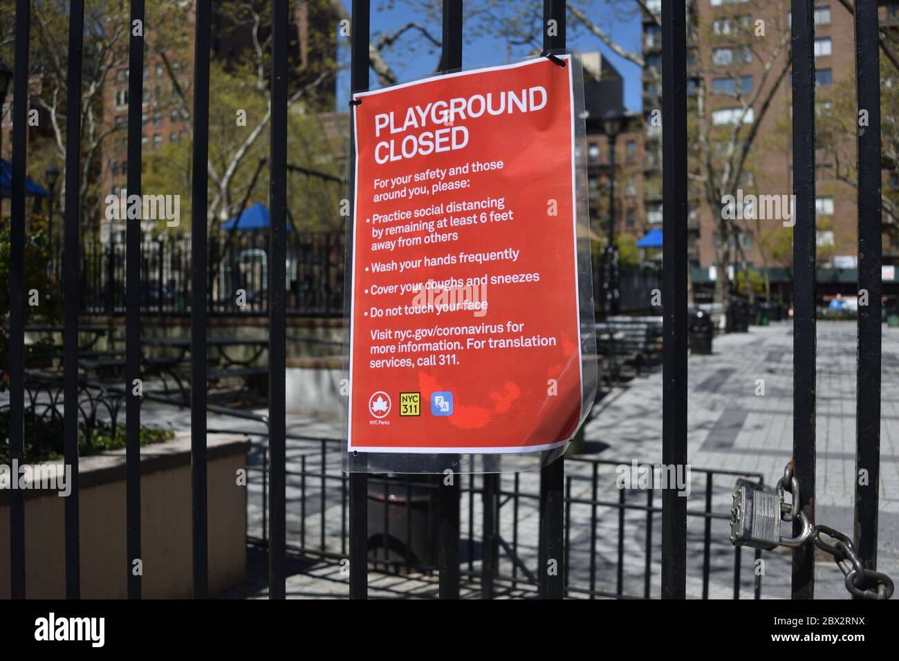 New york face covering sign hi-res stock photography and images - Alamy