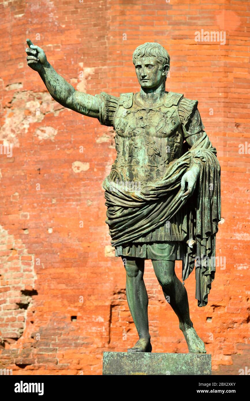Cesare augusto statue hi-res stock photography and images - Alamy