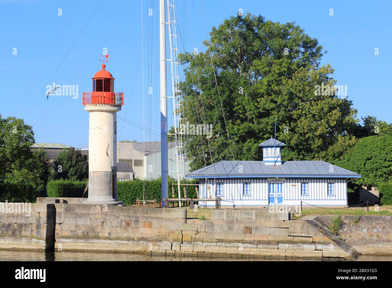Signal mast hi-res stock photography and images - Alamy