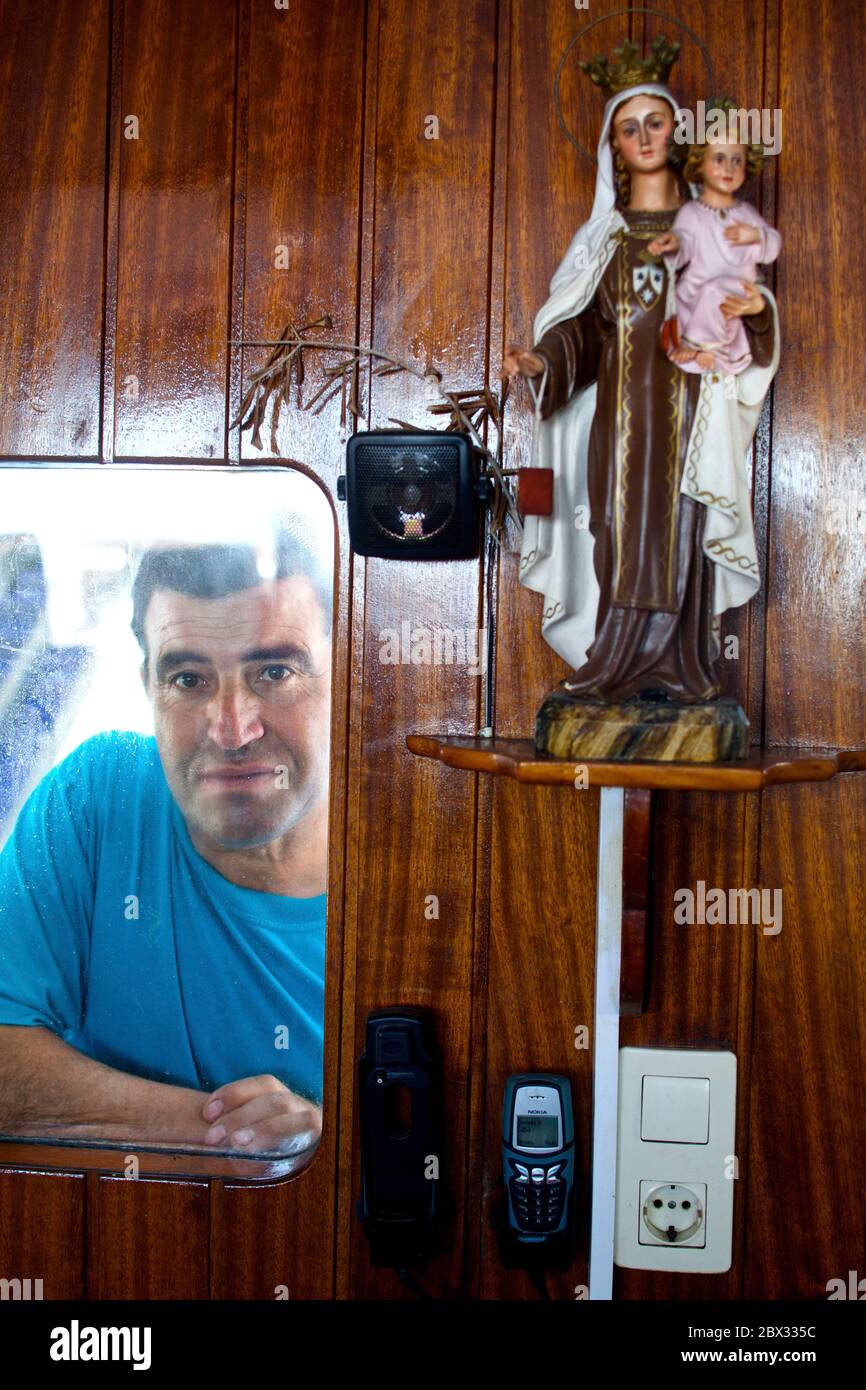 Spain, Galicia, canned Ramon Pena, mussel breeder and fisherman for the ...