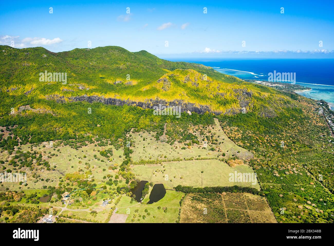 Aerial view of Mauritius island panorama and beautiful blue lagoon ...