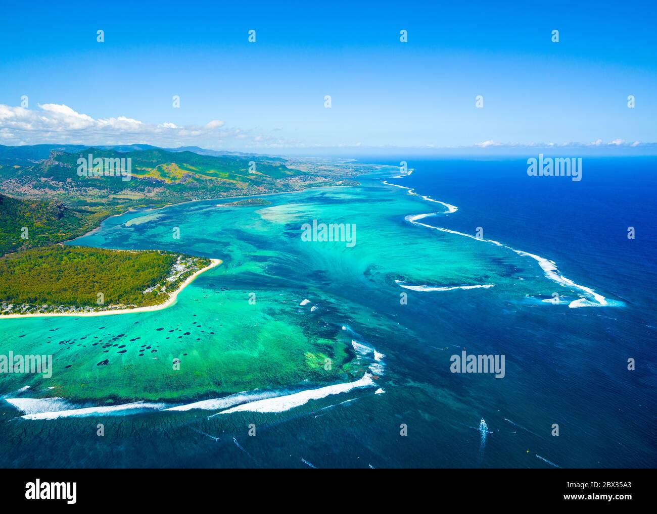Aerial view of Mauritius island panorama and beautiful blue lagoon ...