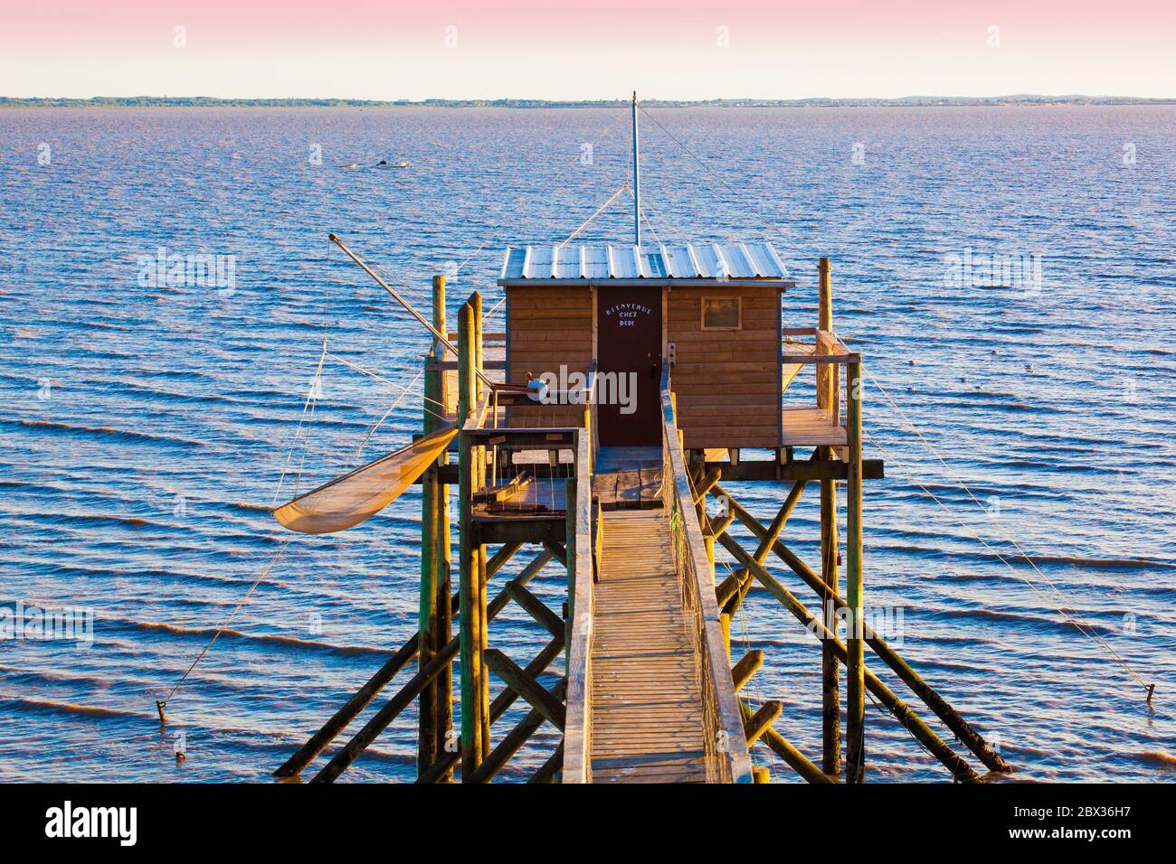 France, Charente-Maritime (17), Port-des-Barques, cabane sur pilotis ...